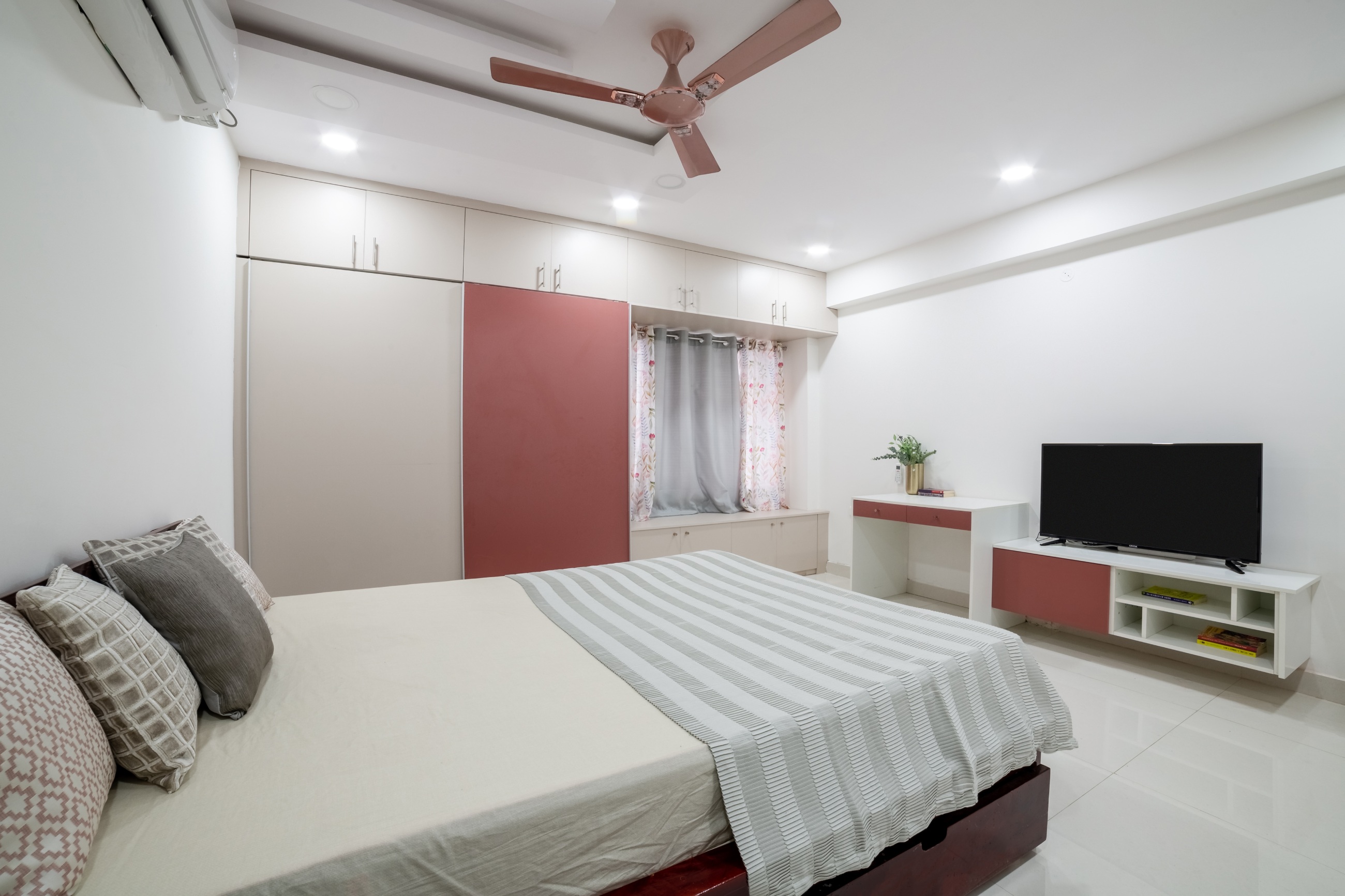 U-Shaped Drop-Down Ceiling With Three Layers Of False Ceiling Design ...