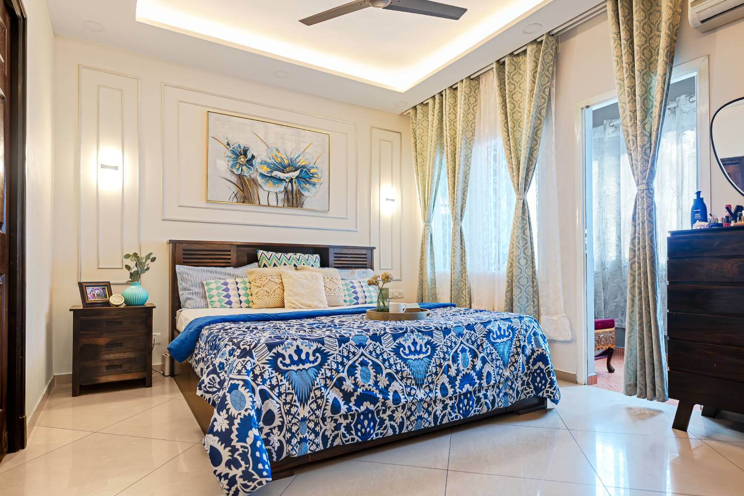 Master Bedroom Design with Contemporary King Size Hydraulic Storage Bed ...