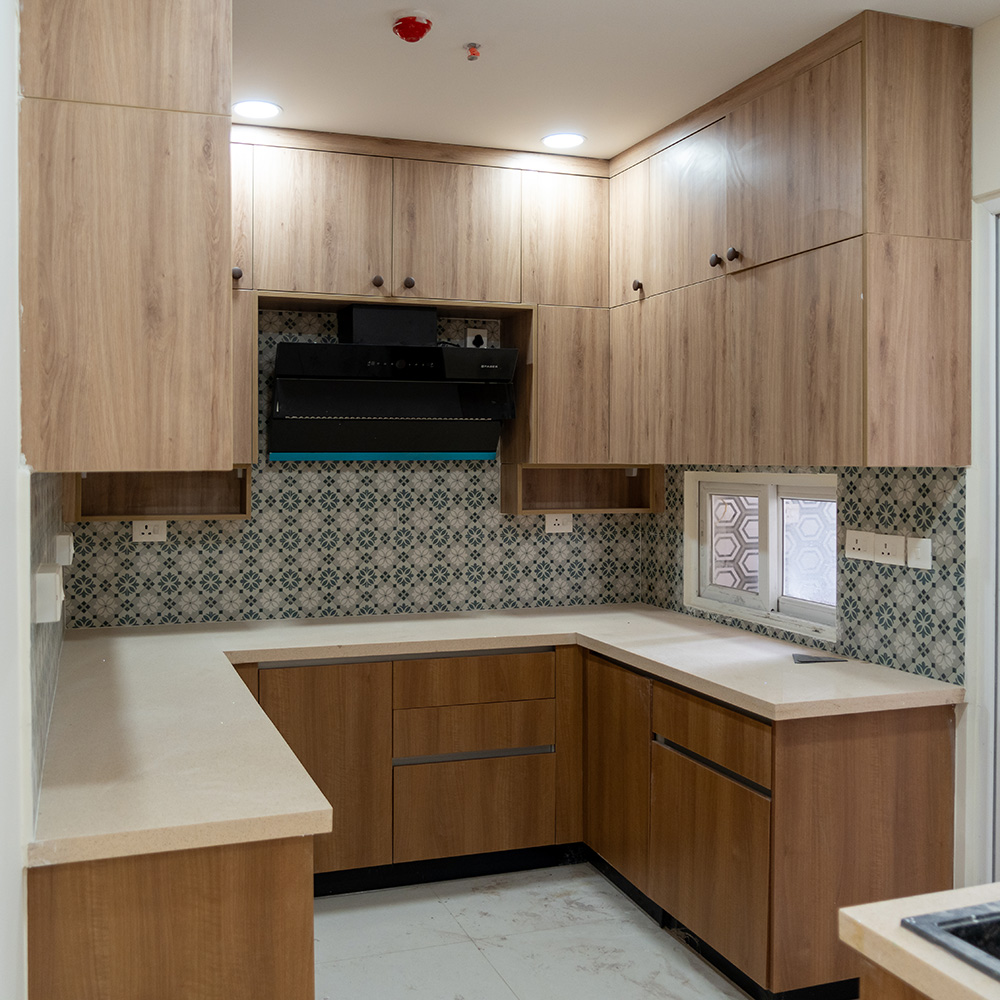 Contemporary U-Shaped Kitchen Design With Teak Cabinets and Quartz ...