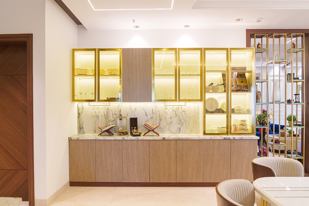 Modern Crockery Unit Design With Closed and Display Cabinets in Oak ...