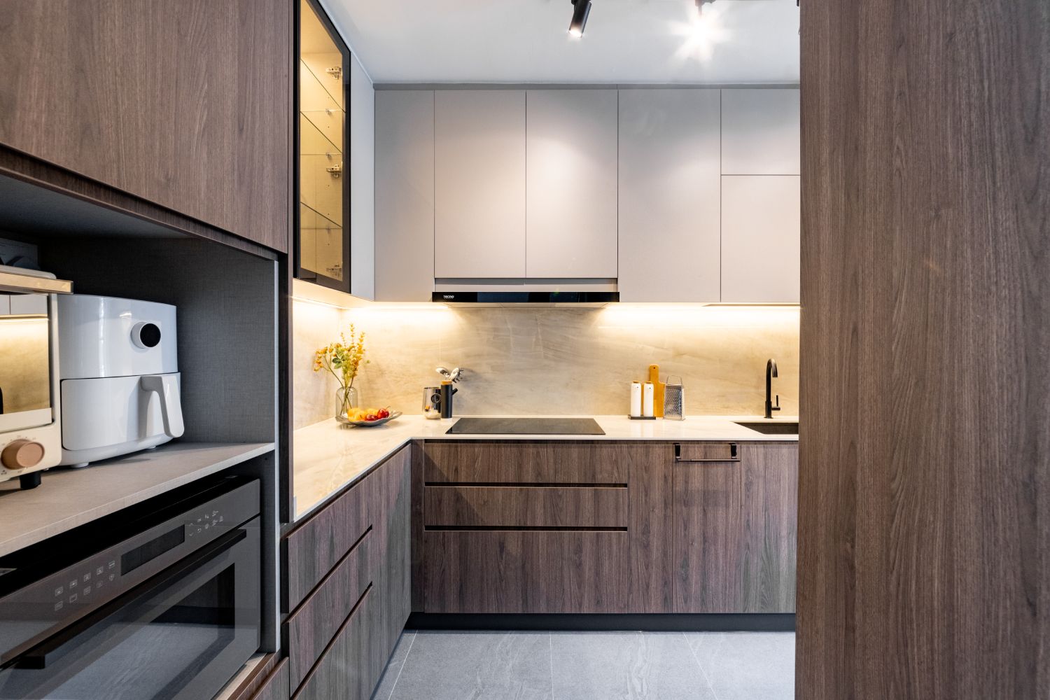 Spacious White And Wood Modular Kitchen Design With Wall-Mounted ...
