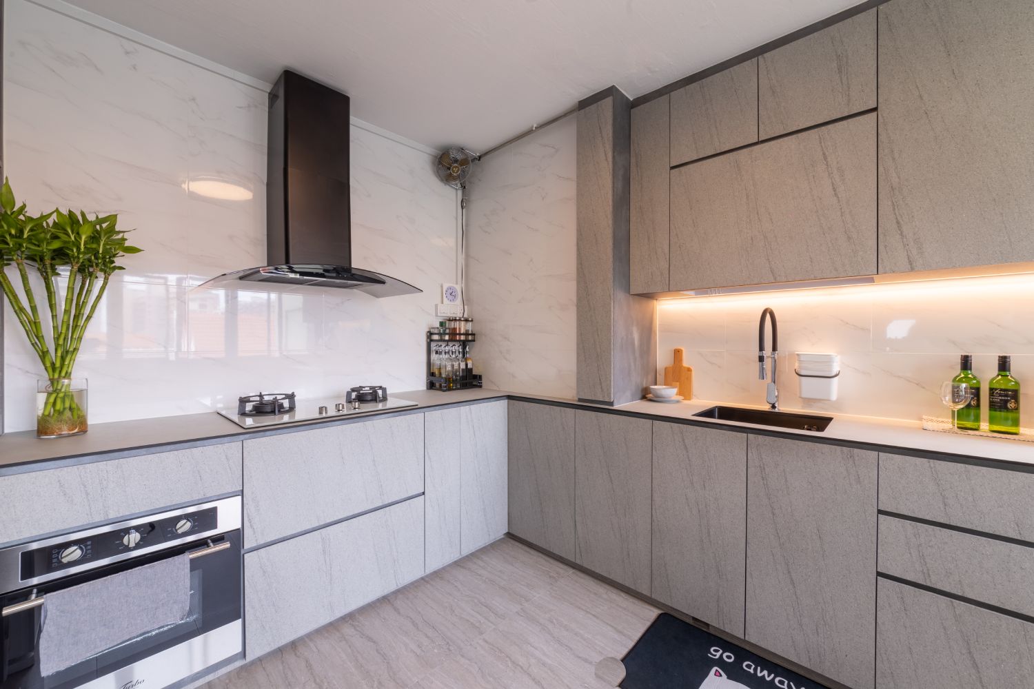 Spacious L-Shaped Light Grey Kitchen Design With White Countertop ...