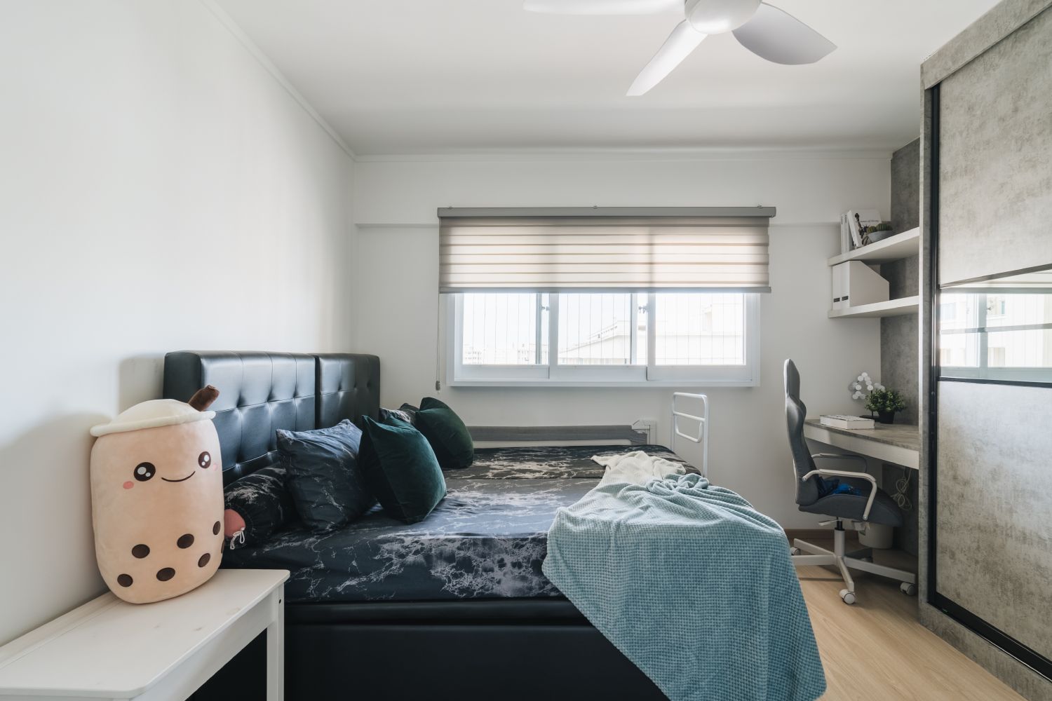 Study Nook, Queen Bed & Spacious Storage: Contemporary Master Bedroom ...