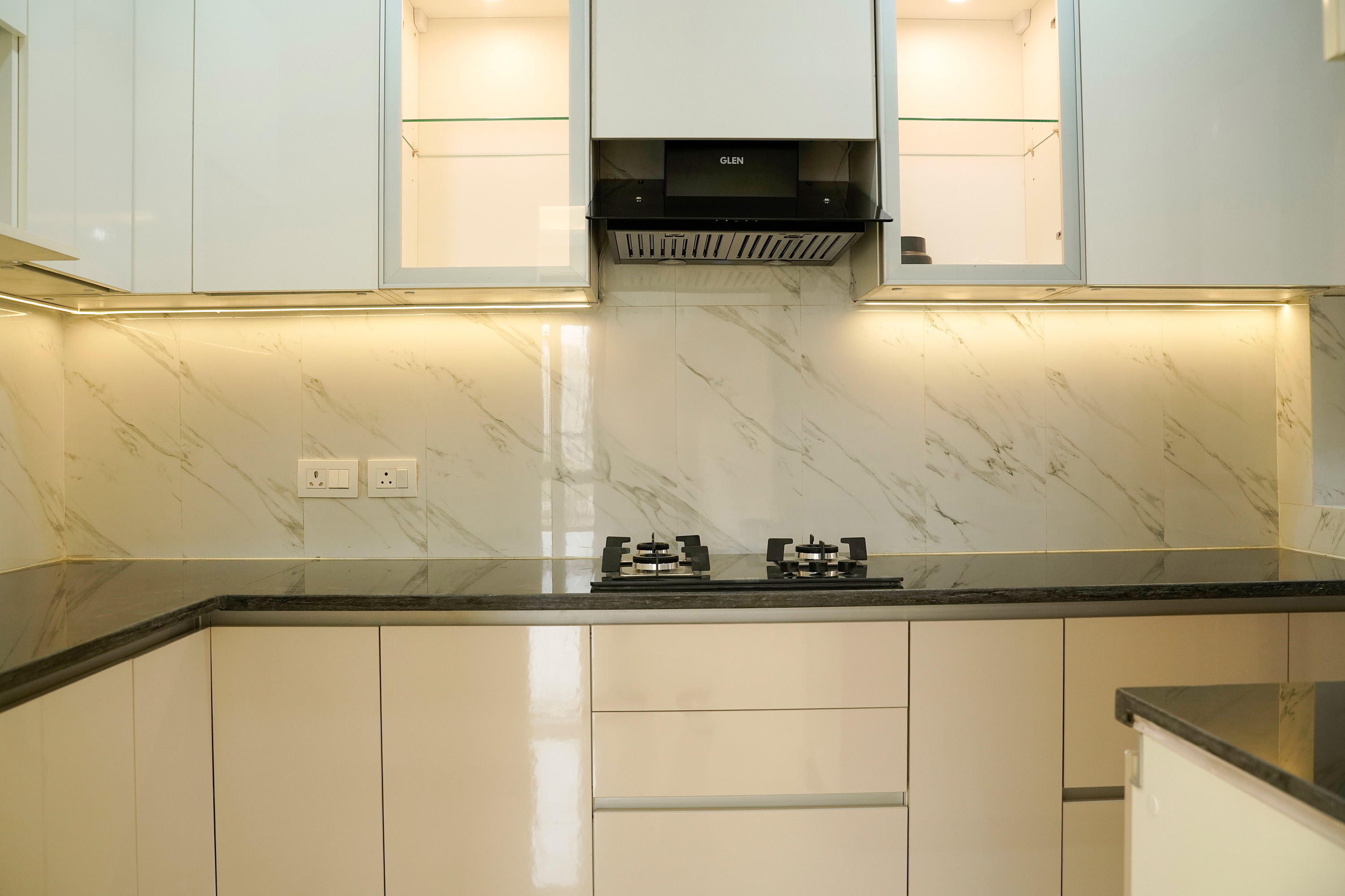 L-Shaped Modern Kitchen Design with Granite Countertop and Champagne ...