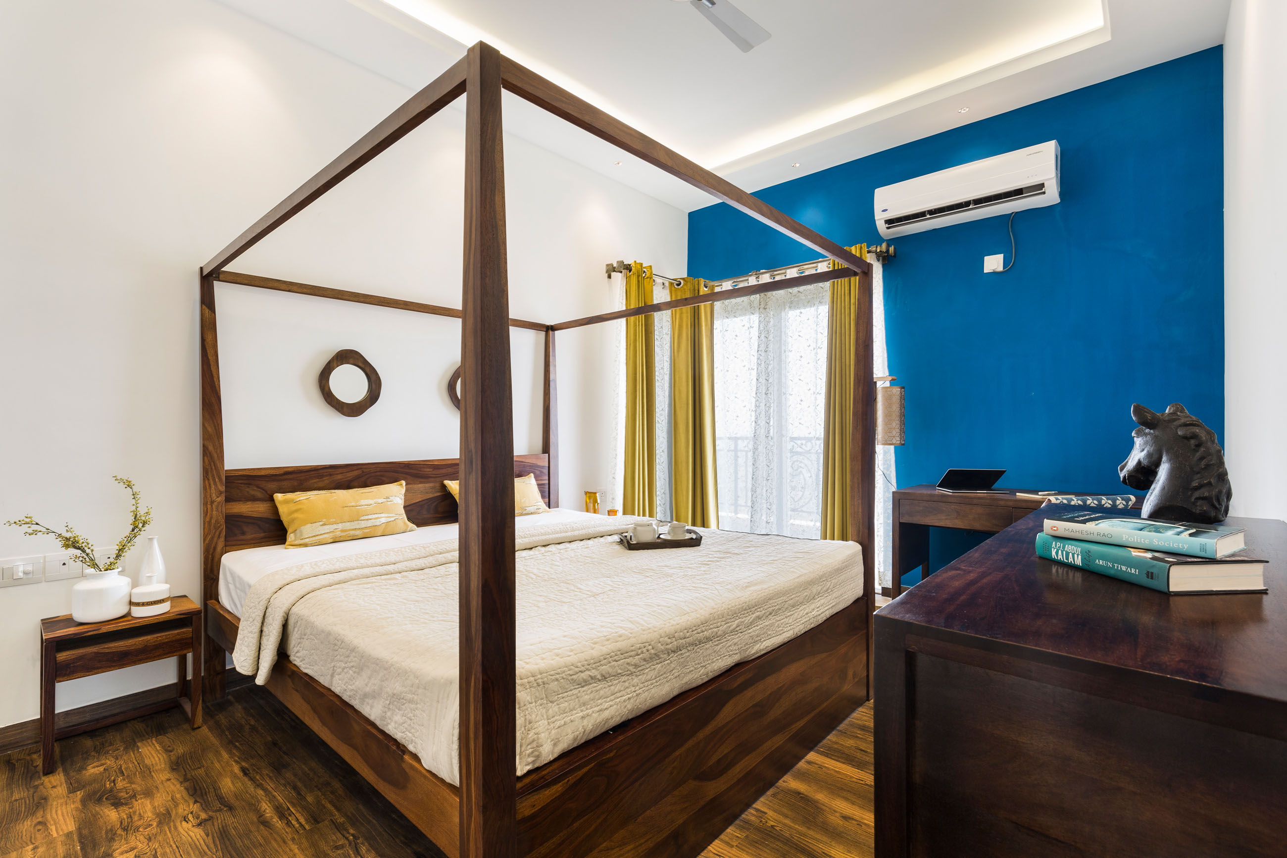 Spacious Guest Room Design With Classic Four-Poster Wooden Bed - 9x9 Ft ...