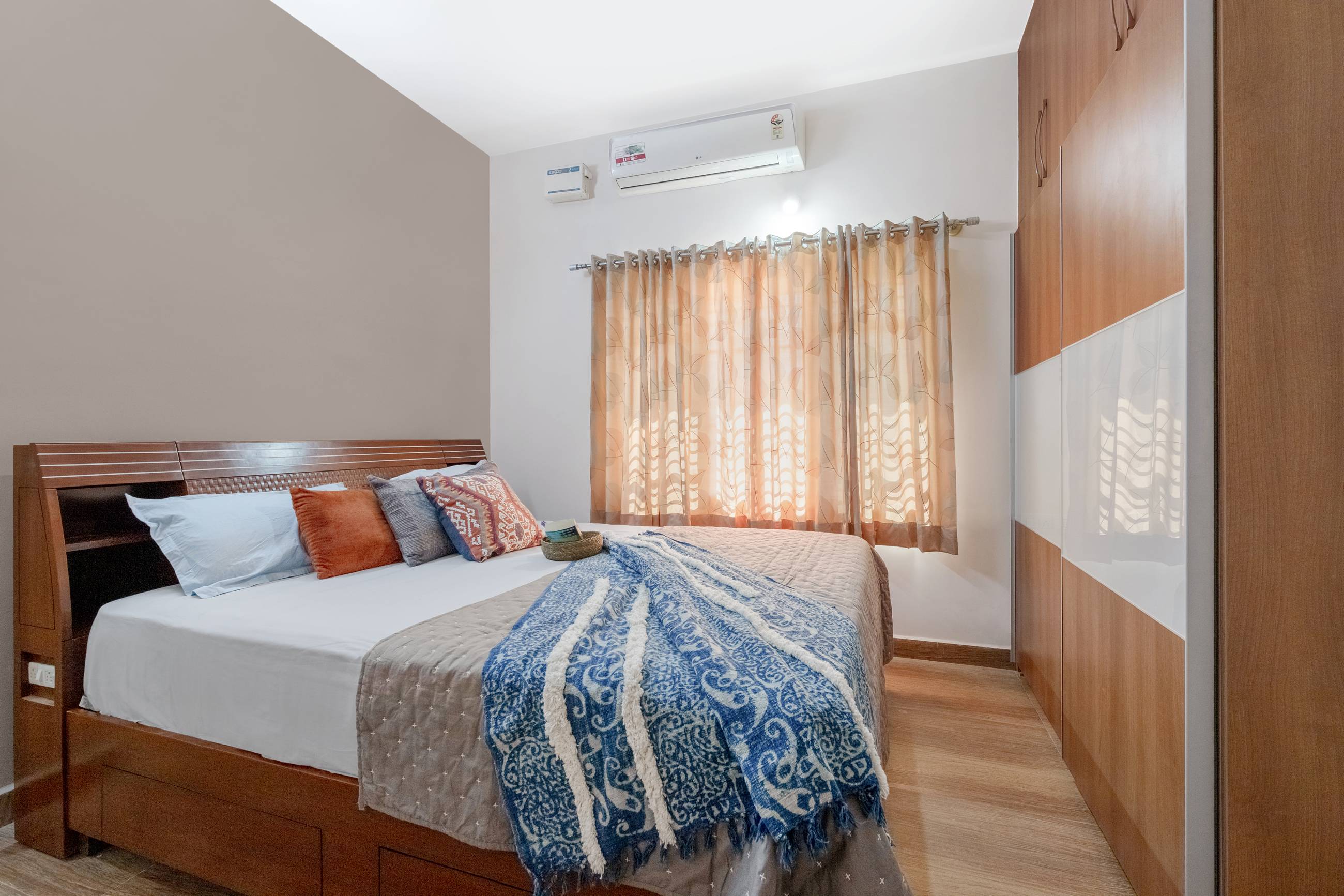 Spacious Simple Guest Bedroom Design With Beige Accent Wall | Livspace