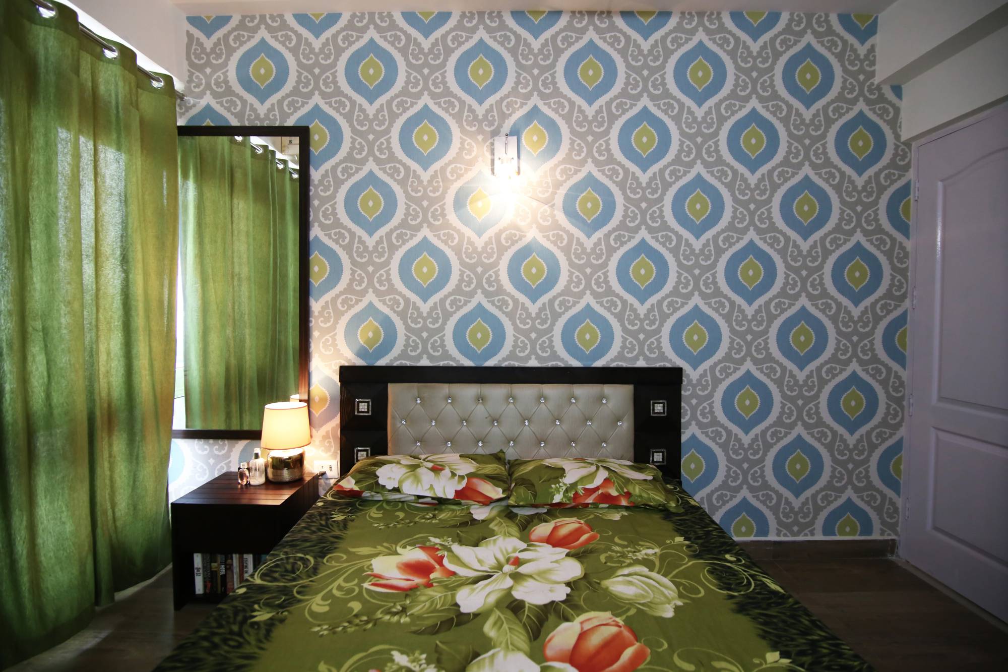 Spacious Guest Room Design With Patterned Wallpaper | Livspace